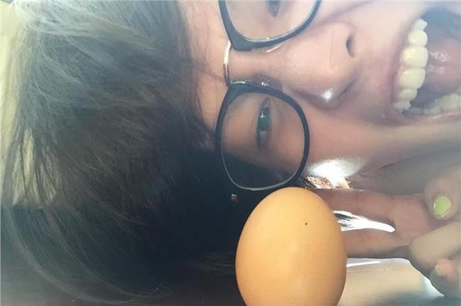 Hold住姊立蛋成功 遭虧：是被嚇到站起來的吧！ | 娛樂星聞