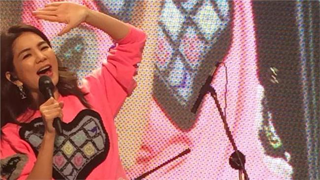 金酒大翻玩之夜！Ella心機無極限 開高衩黑裙性感爆表 | 娛樂星聞 | 三立新聞網 SETN.COM