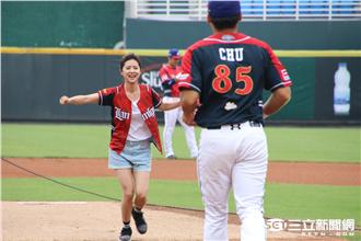 Lamigo桃猿「五子趴」林予晞開球｜娛樂圖輯｜娛樂星聞 STAR.SETN.COM