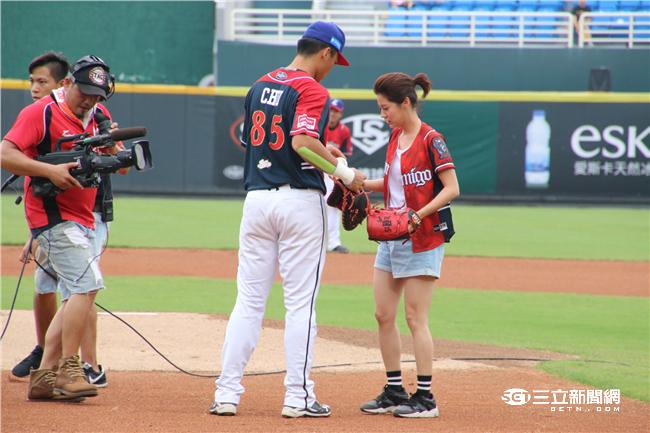 Lamigo桃猿「五子趴」林予晞開球｜娛樂圖輯｜娛樂星聞 STAR.SETN.COM