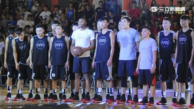 NBA／威少現身與球迷同樂 大秀爆扣HIGH翻全場！ | 運動 | 三立新聞網 SETN.COM