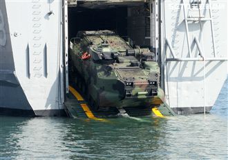 陸戰隊AAV7兩棲突擊車實施登陸作戰｜娛樂圖輯｜娛樂星聞 STAR.SETN.COM