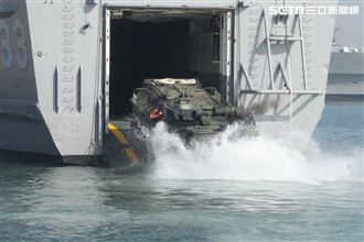 陸戰隊AAV7兩棲突擊車實施登陸作戰｜娛樂圖輯｜娛樂星聞 STAR.SETN.COM