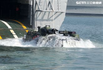 陸戰隊AAV7兩棲突擊車實施登陸作戰｜娛樂圖輯｜娛樂星聞 STAR.SETN.COM