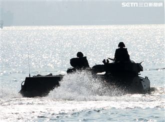 陸戰隊AAV7兩棲突擊車實施登陸作戰｜娛樂圖輯｜娛樂星聞 STAR.SETN.COM