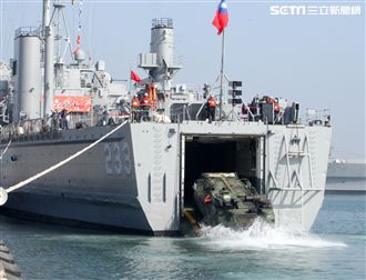 陸戰隊AAV7兩棲突擊車實施登陸作戰｜娛樂圖輯｜娛樂星聞 STAR.SETN.COM