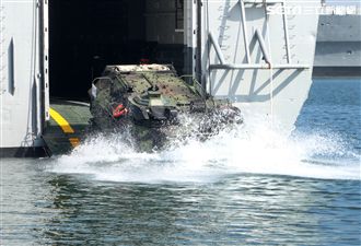 陸戰隊AAV7兩棲突擊車實施登陸作戰｜娛樂圖輯｜娛樂星聞 STAR.SETN.COM