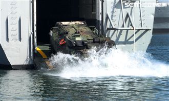 陸戰隊AAV7兩棲突擊車實施登陸作戰｜娛樂圖輯｜娛樂星聞 STAR.SETN.COM