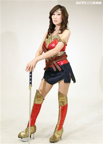 AV女優Julia扮演性感神力女超人｜娛樂圖輯｜娛樂星聞 STAR.SETN.COM