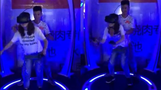 影／正妹玩VR被嚇到站不穩 男員工一抓「比她還開心」 | 國際 | 三立新聞網 SETN.COM