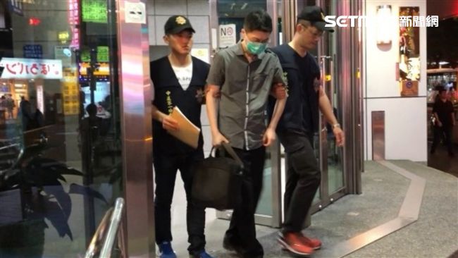 密錄器綁鞋上！癡漢「伸腳」偷拍OL 被消防員抓包GG了 | 社會 | 三立新聞網 SETN.COM