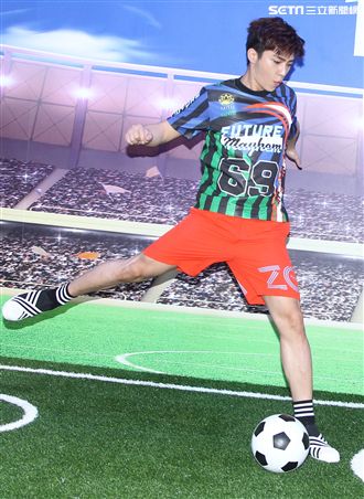 炎亞綸在炎熱的夏天PK足球小將｜娛樂圖輯｜娛樂星聞 STAR.SETN.COM