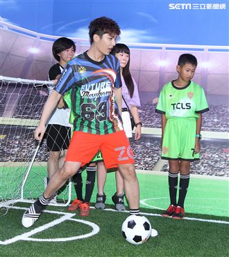 炎亞綸在炎熱的夏天PK足球小將｜娛樂圖輯｜娛樂星聞 STAR.SETN.COM