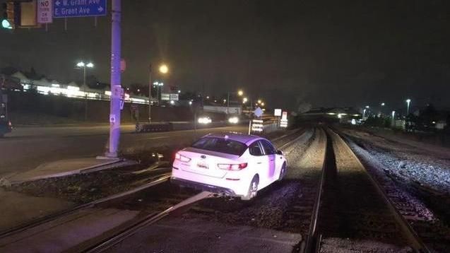 怎麼開的？車子卡鐵軌 美國三寶：GPS叫我這樣開... | 國際 | 三立新聞網 SETN.COM