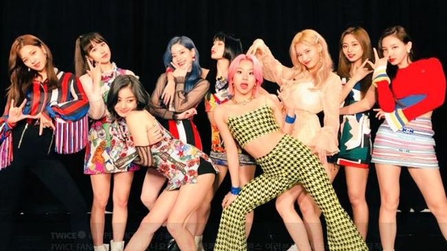 大走光！TWICE打歌裙子太短…一蹲「黑白底褲」全露出 | 娛樂星聞 | 三立新聞網 SETN.COM