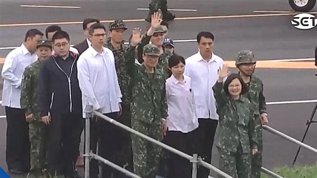 蔡英文著迷彩裝視導戰備道起降 肯定國軍展現可恃戰力 | 政治 | 三立新聞網 SETN.COM