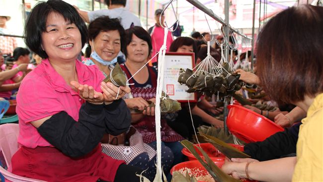 百人志工綁8500顆粽子 送南投弱勢及獨居長者 | 生活 | 三立新聞網 SETN.COM