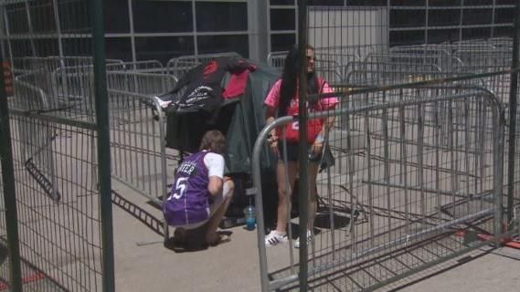 影／歷史一刻！龍迷搭棚3天排隊搶購G5票 | 運動 | 三立新聞網 SETN.COM