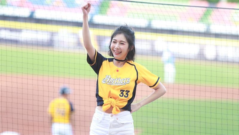 Albee開球秀美照！遭網友質疑整形 高EQ反應被讚爆 | 娛樂星聞