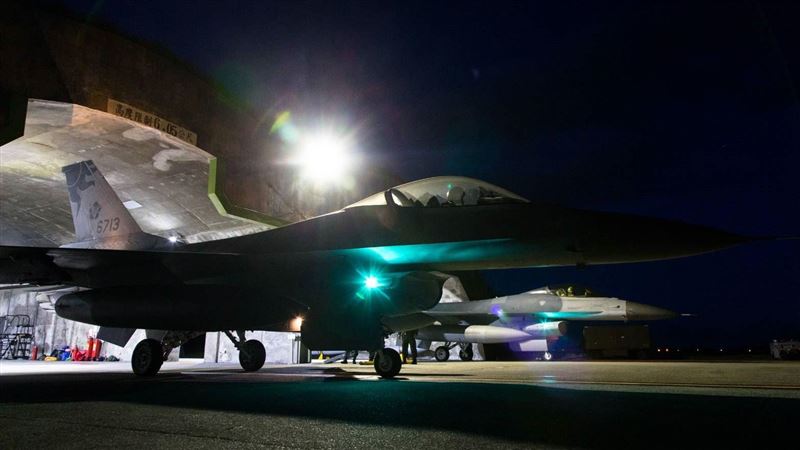 中共瑟瑟發抖？敵軍「夜襲」台灣 F-16V震撼起飛攔截 | 政治 | 三立新聞網 SETN.COM