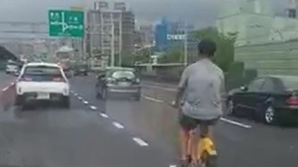 國道驚見眼鏡男悠閒騎UBIKE 網虧：單車也要上國道？ | 社會 | 三立新聞網 SETN.COM