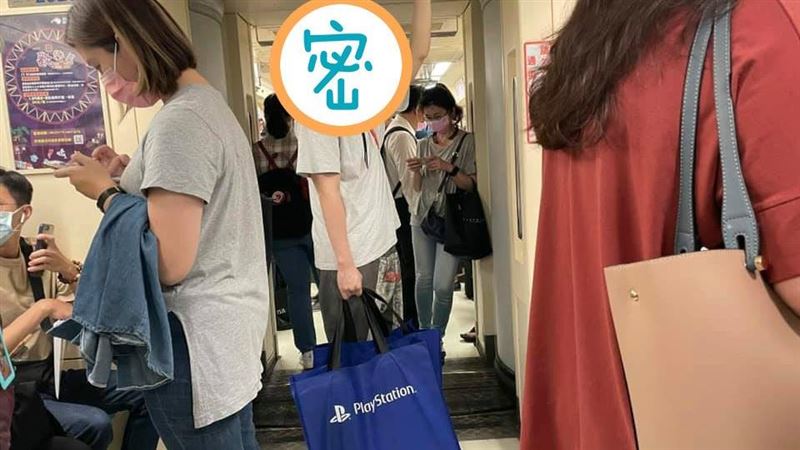 北捷驚見大咖男星！手提兩袋PS5 全場羨慕炸：是狠角色 | 娛樂星聞 | 三立新聞網 SETN.COM