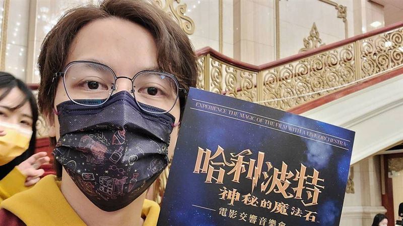 偷放閃？Howhow「身後1亮點」超狂！粉尖叫：現身啦 | 娛樂星聞 | 三立新聞網 SETN.COM