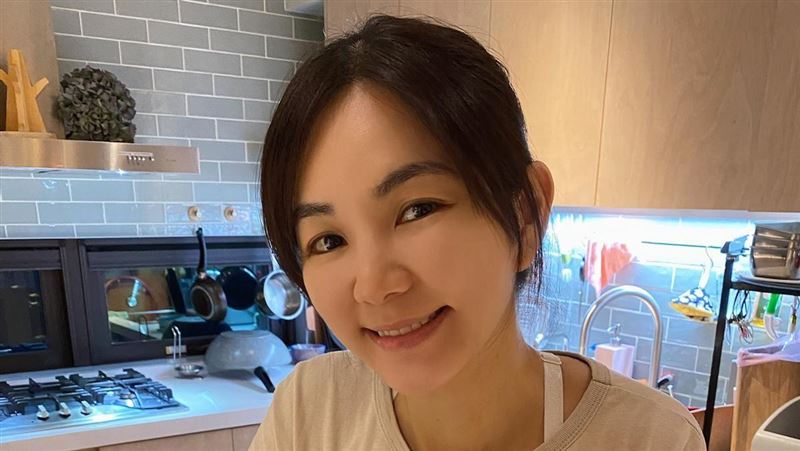 婚後變廚娘！尪半夜追劇喊餓 Ella秒變牛肉麵令人驚嘆 | 娛樂星聞 | 三立新聞網 SETN.COM