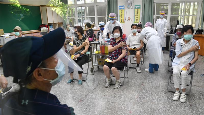 醫：AZ遇Delta變科興 混打保護力比兩劑BNT強大 | 健康 | 三立新聞網 SETN.COM