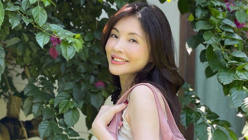 何如芸「軟硬兼施」哄父母打疫苗！讚嘆：醫護是發光的天使 | 娛樂星聞 | 三立新聞網 SETN.COM