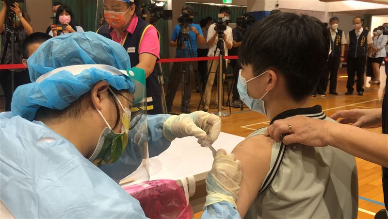 快訊／台中慈明高中接種BNT疫苗 5學生暈針嘔吐急送醫 | 生活 | 三立新聞網 SETN.COM