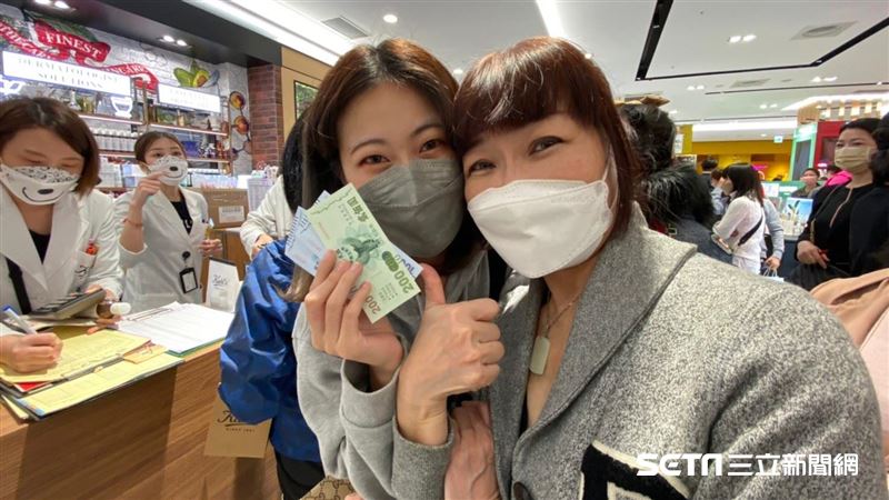 SOGO周慶限量買愛瘋送3千禮券 頭香前晚9點就來排 | 生活 | 三立新聞網 SETN.COM