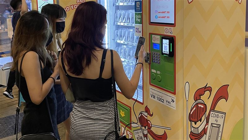 時隔2年！新加坡KTV夜店重開 「戴罩唱」預約滿到6月 | 國際 | 三立新聞網 SETN.COM