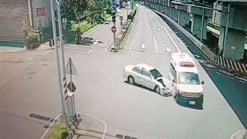 驚悚瞬間曝光！救護車救OHCA病患 遭攔腰撞飛2消防傷 | 社會 | 三立新聞網 SETN.COM