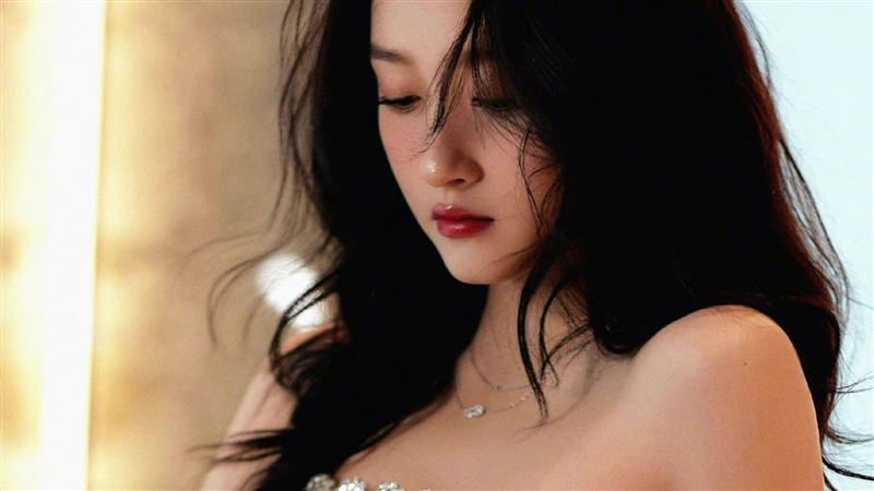 4歲拍戲爆紅!關曉彤長大依舊美「平口禮服辣洩春光」 娛樂星聞