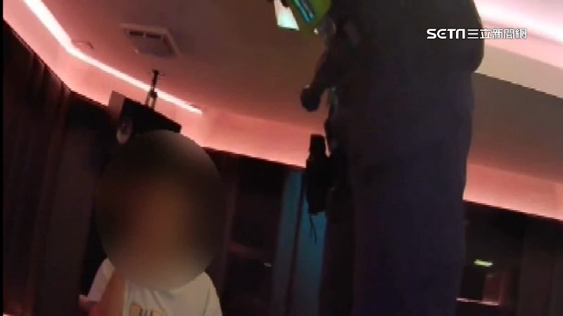 男踩椅KTV天花板藏毒 被員警識破辯「在擦鞋子」 | 社會 | 三立新聞網 SETN.COM