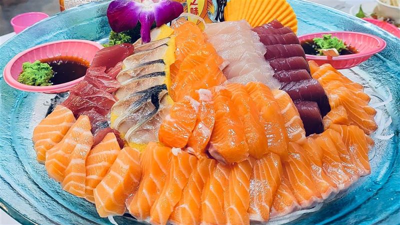 台灣海鮮很奢侈？林穎孟曬超狂生魚片：50片才400元！ | 政治 | 三立新聞網 SETN.COM
