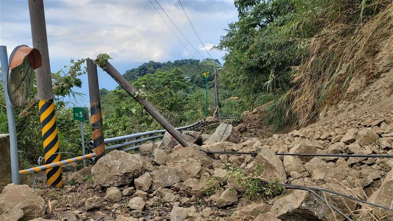 赤科山土石崩塌「無電無訊號」 近400遊客賞金針花受困 | 社會 | 三立新聞網 SETN.COM