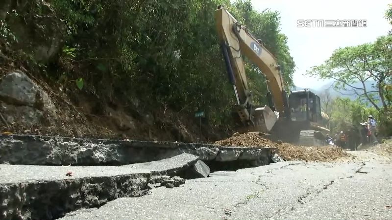 六十石山坍方成孤島 400人受困20小時今順利搶通 | 生活 | 三立新聞網 SETN.COM