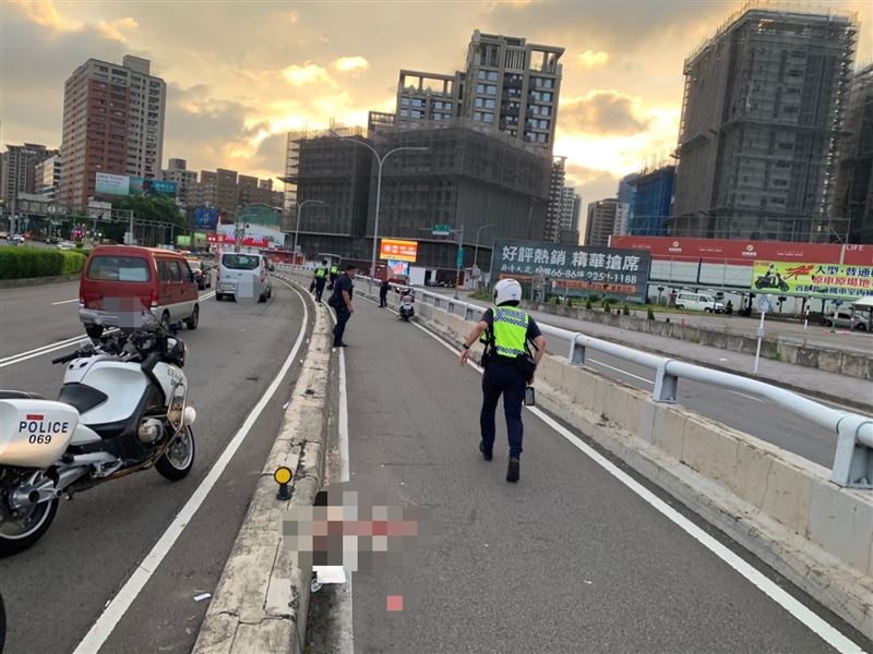 新北市華江橋機車自撞！2人噴飛 71歲翁當場無生命跡象 | 社會 | 三立新聞網 SETN.COM