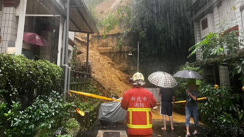 汐止伯爵山莊土石流！130住戶急疏散 土石崩落恐怖瞬間曝光 | 社會 | 三立新聞網 SETN.COM