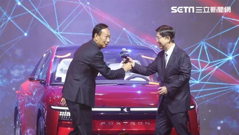 72歲郭台銘驚喜登場！親駕Model B：怎麼樣？這車漂亮吧！是重要生日禮 | 財經 | 三立新聞網 SETN.COM