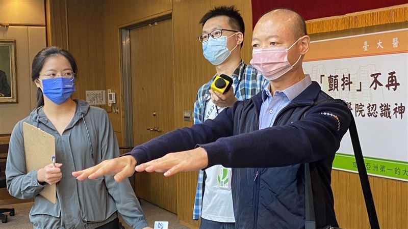 雙手抖到不敢見人認「神經線阻塞」不就醫！「神波刀」救了巴金森症熟男 | 祝你健康 | 三立新聞網 HEALTH.SETN.COM