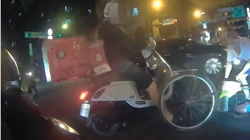 惡劣！熊貓外送員連撞鐵馬阿北逼到馬路上 甩2000元和解「接不接受？」 | 社會 | 三立新聞網 SETN.COM