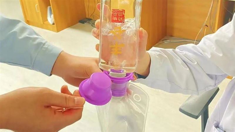 酗酒男昏迷送進ICU 醫掏「1瓶白酒」灌體內…醒了！ | 國際 | 三立新聞網 SETN.COM