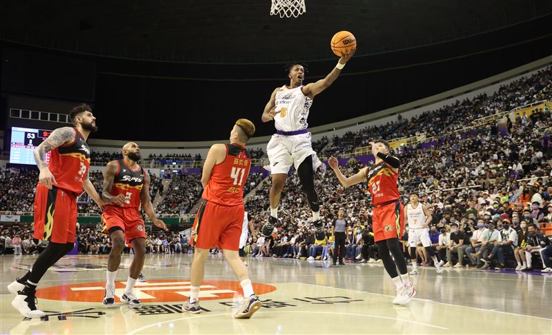 「魔獸背靠背砍61分」衝上微博熱搜！中國網友狂讚氛圍：是我也不來CBA | 運動 | 三立新聞網 SETN.COM