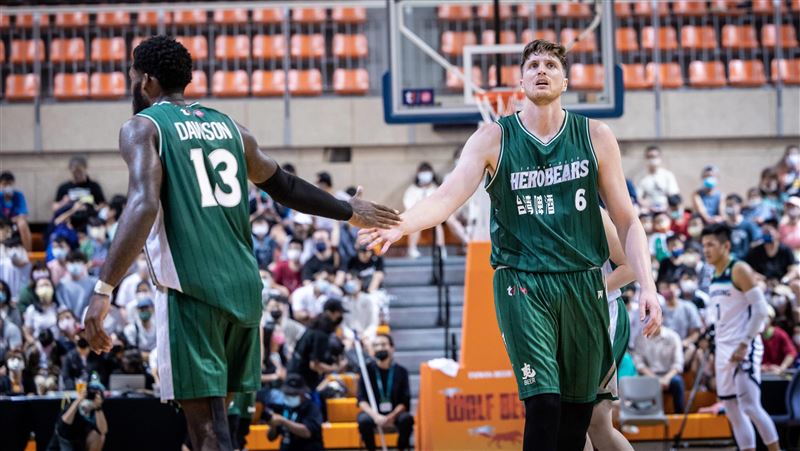 開季打2戰又拉傷小腿 T1台啤英熊揮別澳洲中鋒哈吉勝 | 運動 | 三立新聞網 SETN.COM