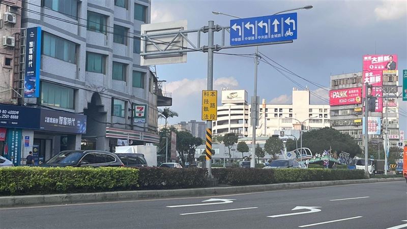 新北土城科技執法首日！違規爆量狂開109張罰單 占用轉彎車道最大宗 | 社會 | 三立新聞網 SETN.COM