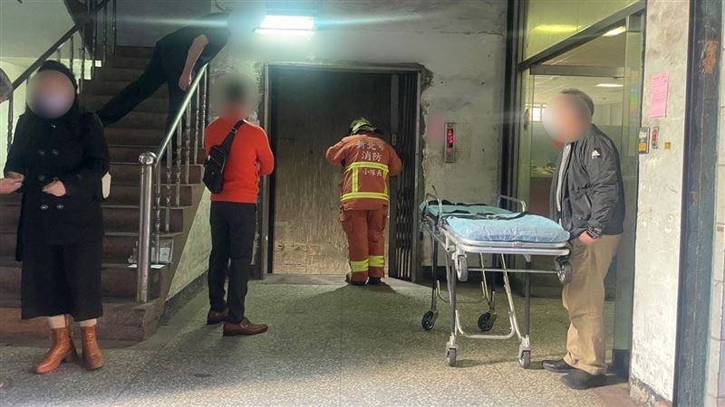 帶老闆看房以為電梯來了！不動產女員工不慎踩空 1樓墜落B1右腿骨折 | 社會 | 三立新聞網 SETN.COM