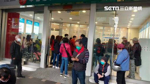 直擊／搶買刮刮樂！「2000萬超級紅包」太夯 排隊日經銷商全出籠 | 三立iNEWS | 三立新聞網 SETN.COM